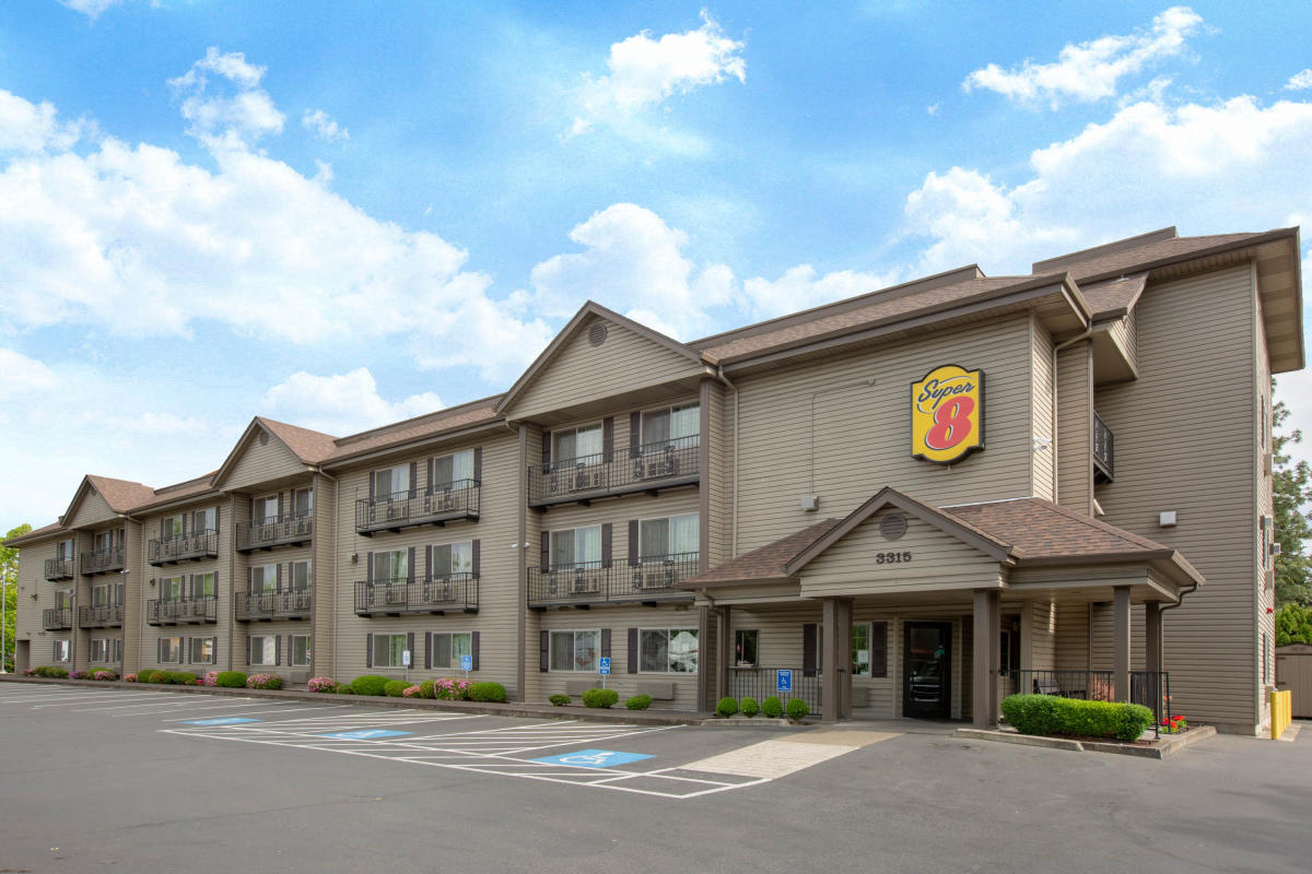 Super 8 Motel - Gateway Area - Lodging - Hotels (2361) | Eugene ...