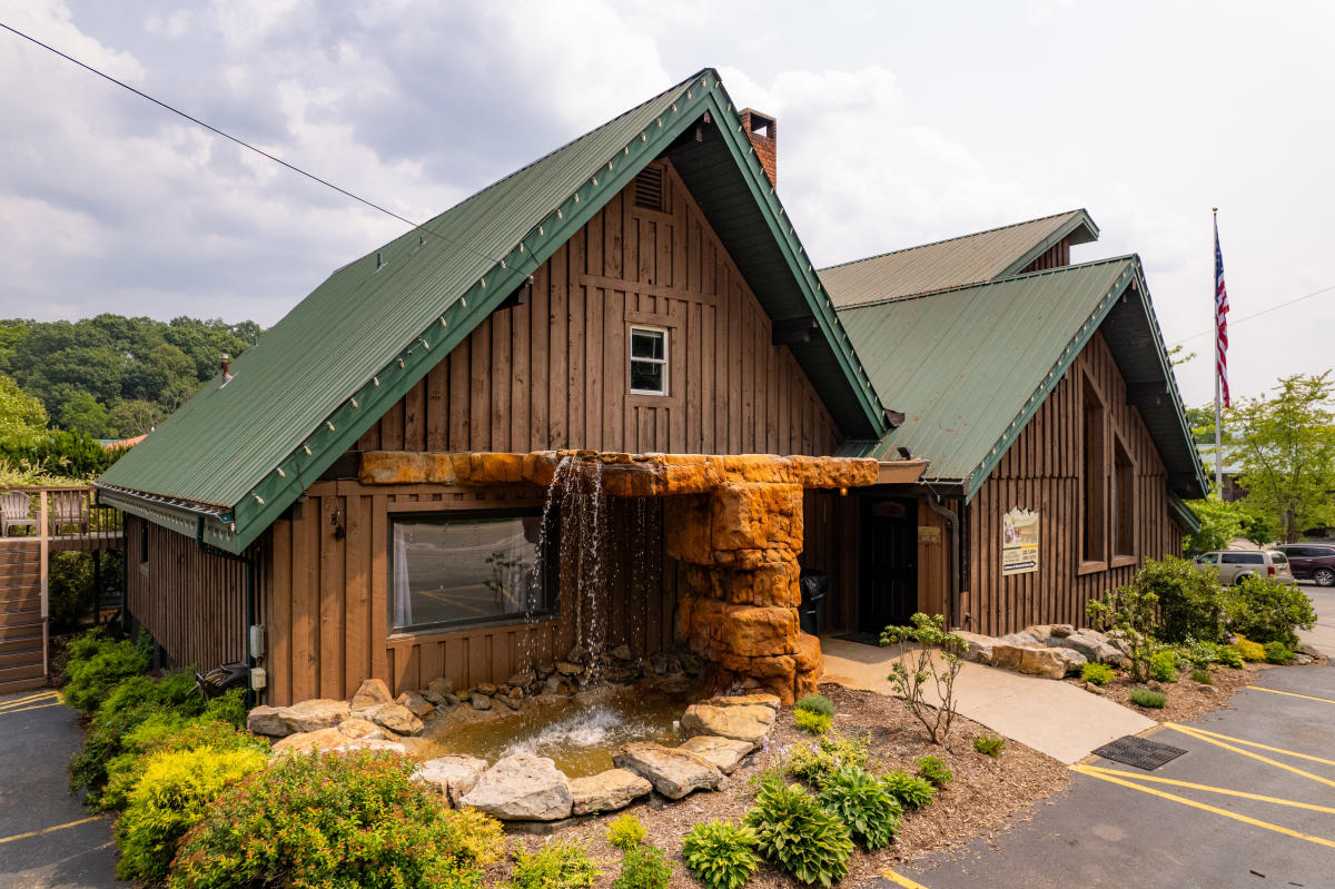 Log Cabin Lodge & Suites | Jones Mills, PA