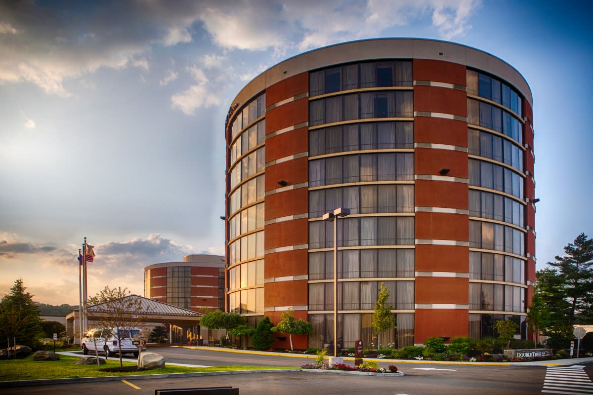 The Blue Wave Grille & Lounge at The DoubleTree by Hilton