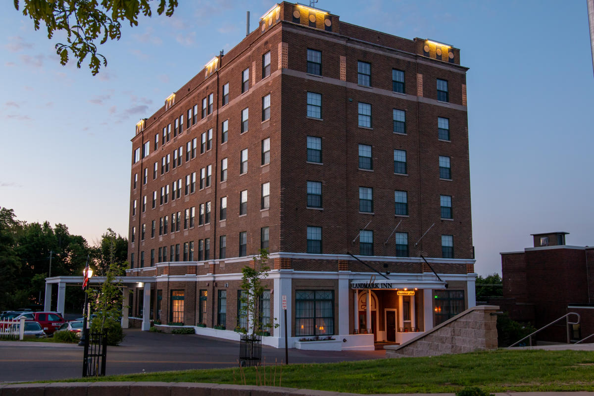 Landmark Inn | Marquette, MI 49855
