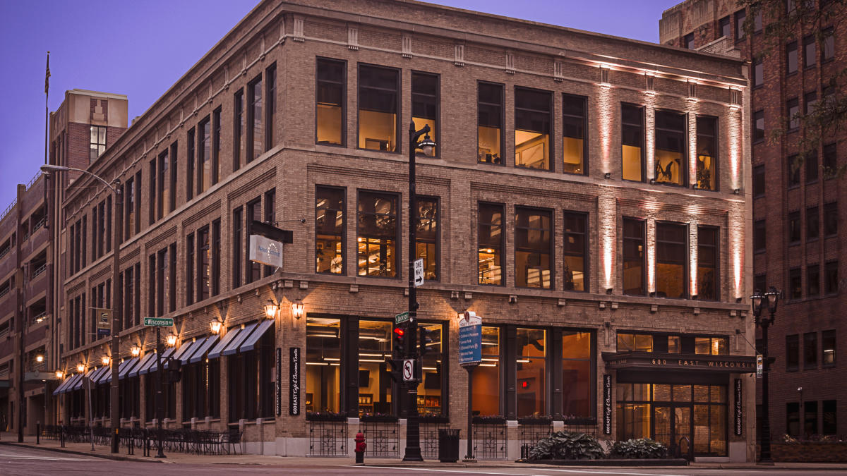 600 EAST Cafe & Business Center | Milwaukee, WI 53202