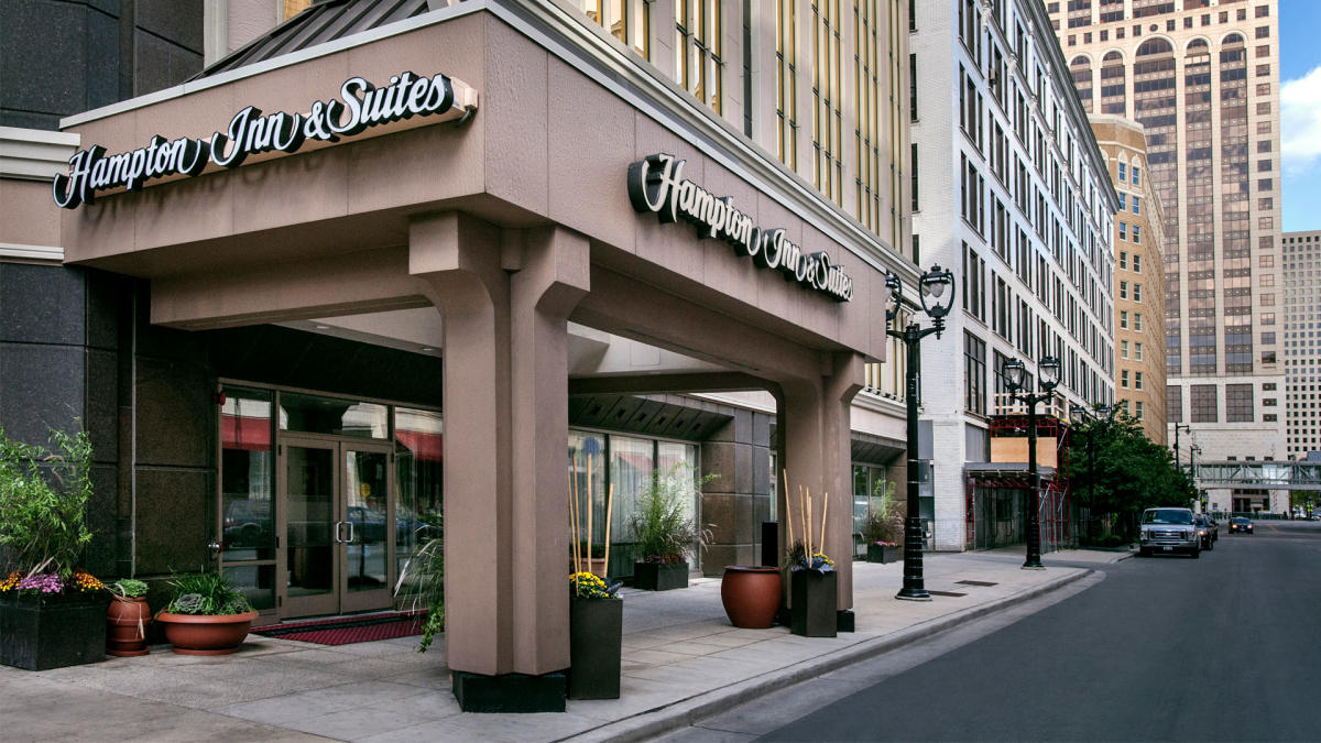 Hampton Inn & Suites Milwaukee Downtown | Milwaukee, WI 53203