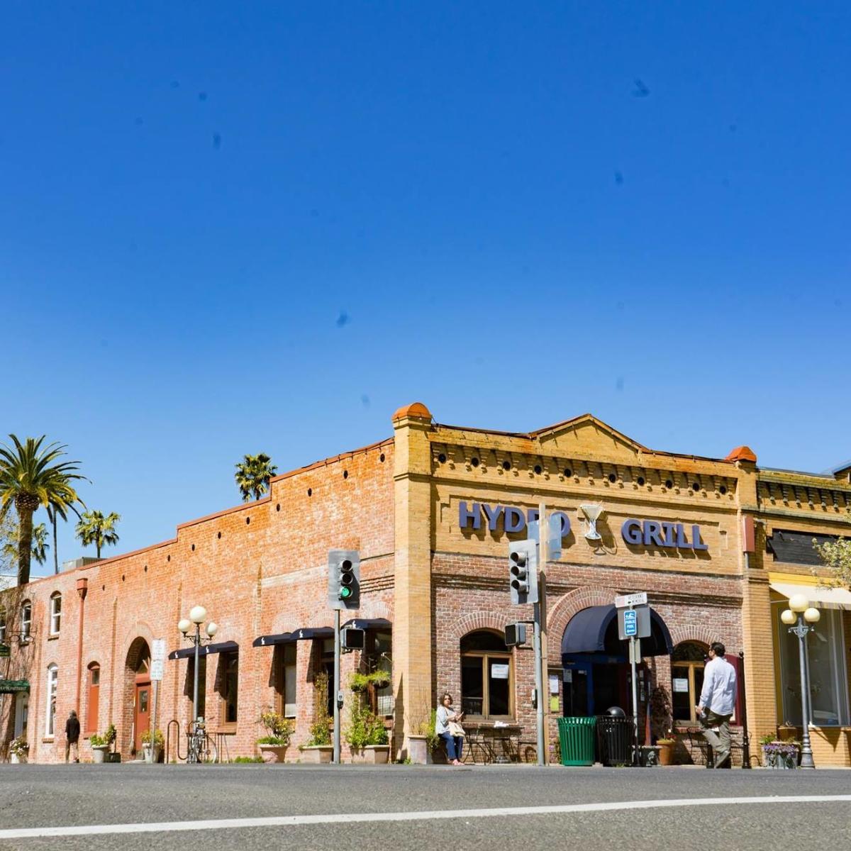 Hydro Bar & Grill | Calistoga, CA 94515