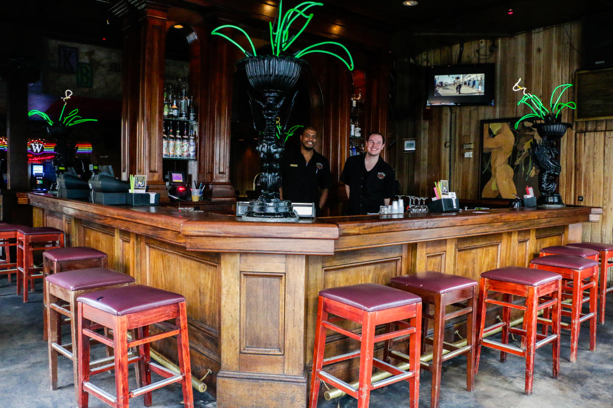 Good Friends Bar/Queen's Head Pub