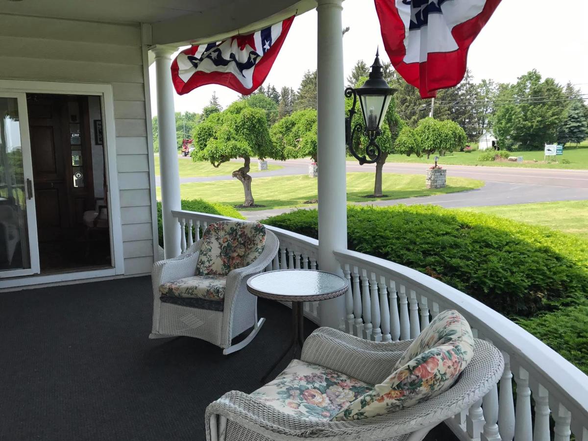 Inn Between Restaurant | Camillus, NY 13031