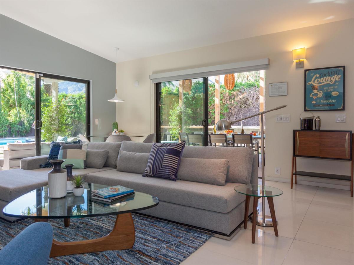 Atomic Ranch Heaven - Walk to Downtown! 3Bd/2.5Ba. Hosted by Acme House Company