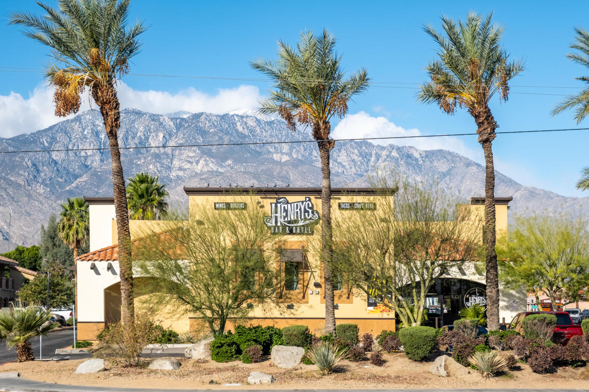 Henry's Bar & Grill
