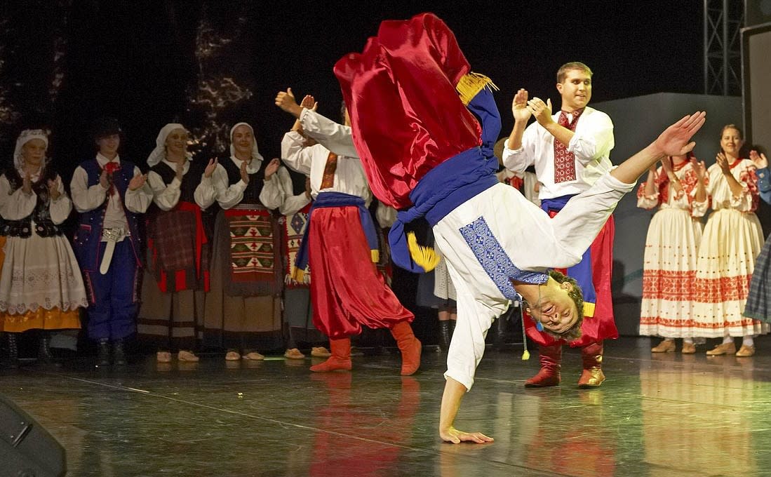 FCO with Kashtany Duo & Roztiazhka Cossack Dancers