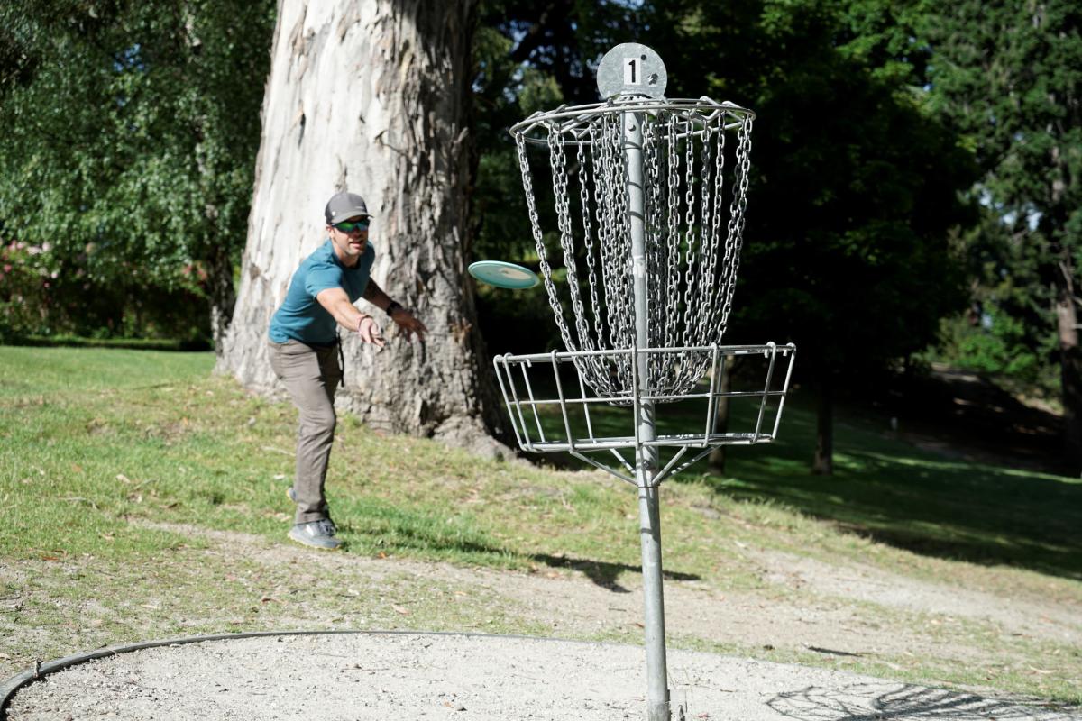 Disc Golf hire in the Gardens | Queenstown Ice Arena