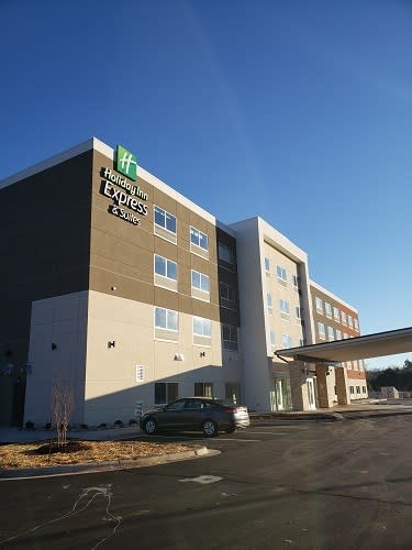 Holiday Inn Express & Suites