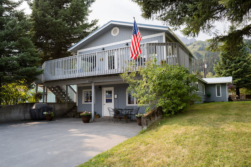 Bear's Den Alaska Lodging
