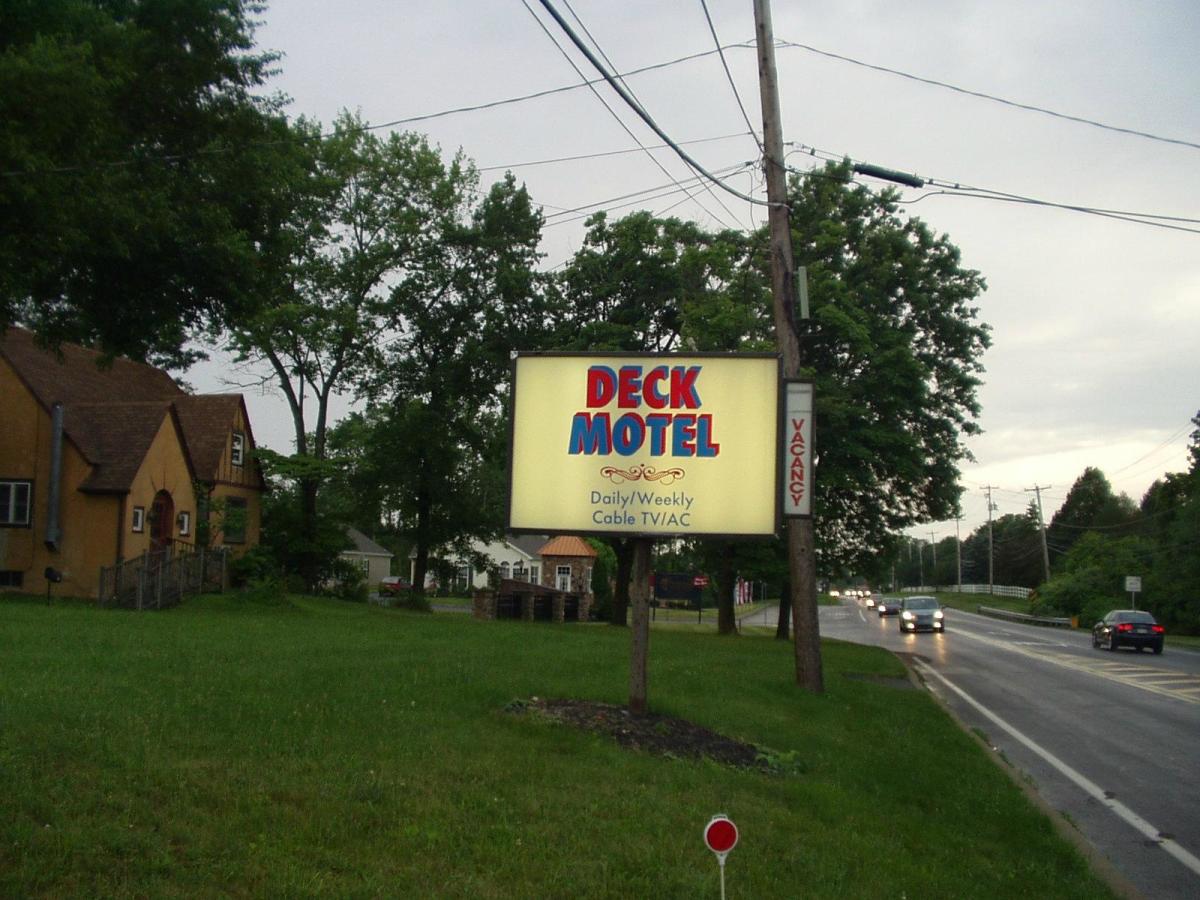 Deck Motel