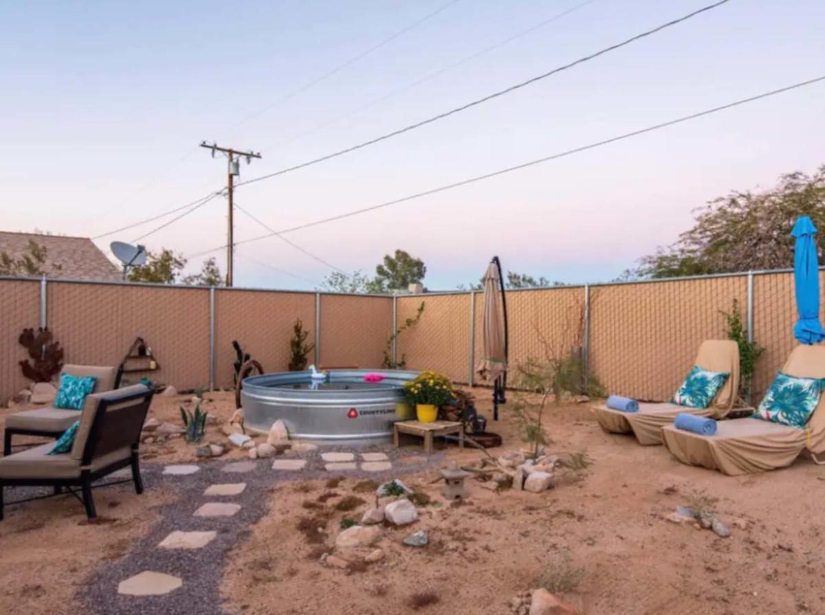 VHR22-028 Cheerful & Peaceful Mod Copper Ranch