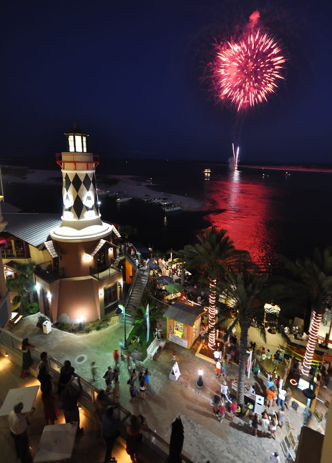 Harry Tâ€™s Lighthouse at Harborwalk Village in Destin | VISIT FLORIDA