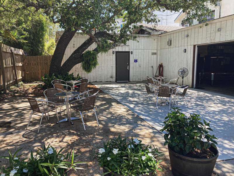 Live Music at Donz on the Lake | Mandeville, LA 70448