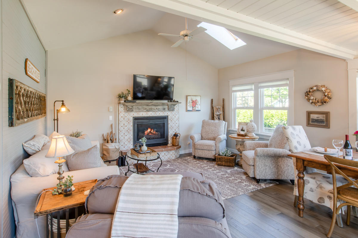 Red Door Cottage by Haystack Luxury Vacation Rentals | Cannon Beach, OR