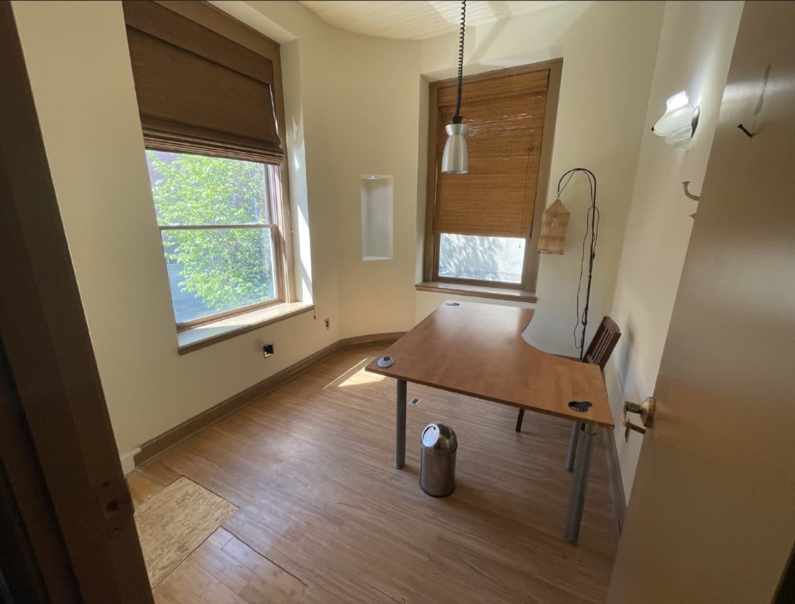 229 S Elm St - Blue Room