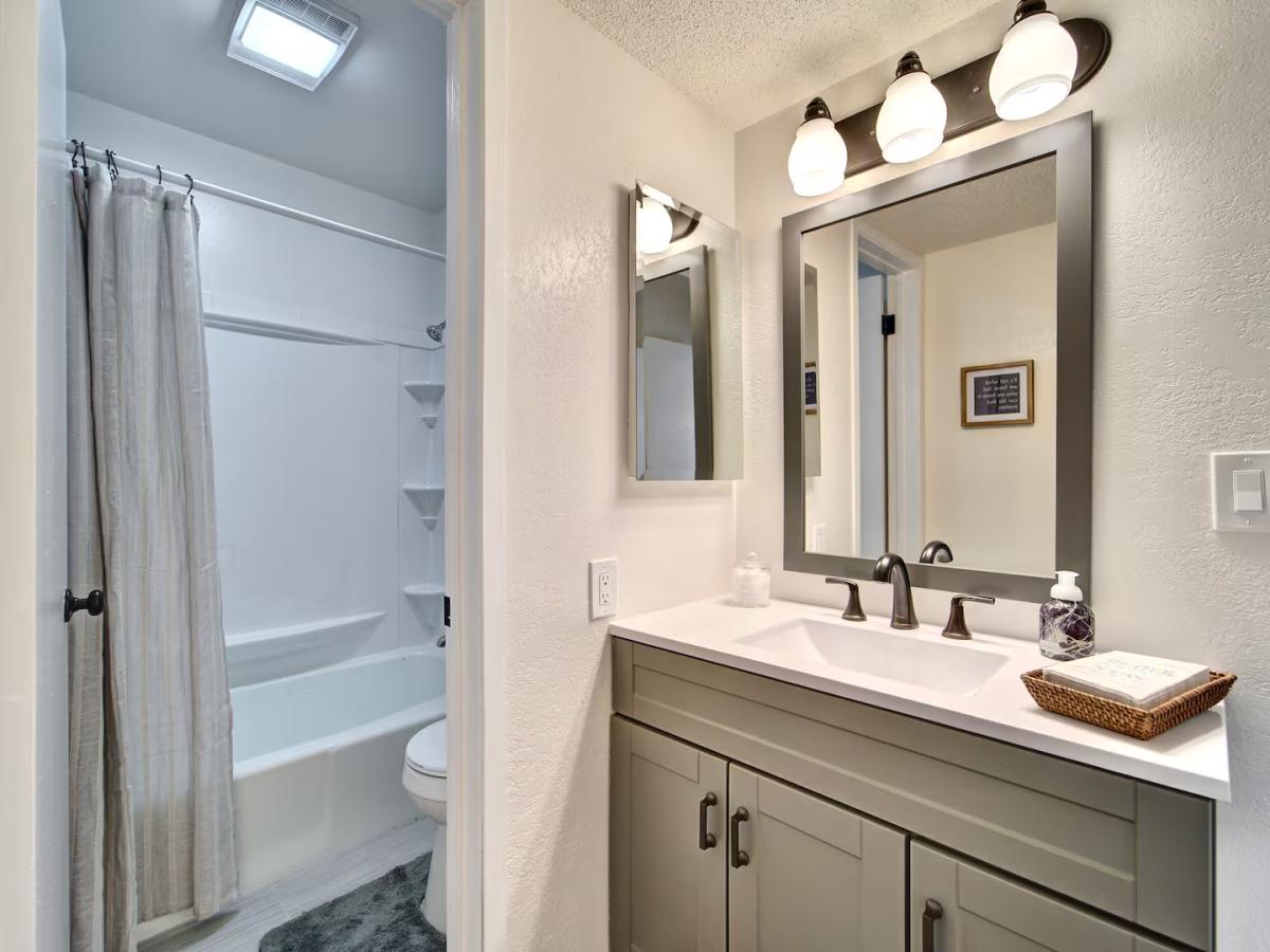 Relaxing Lakeside condo close to St. Mary's Hospital