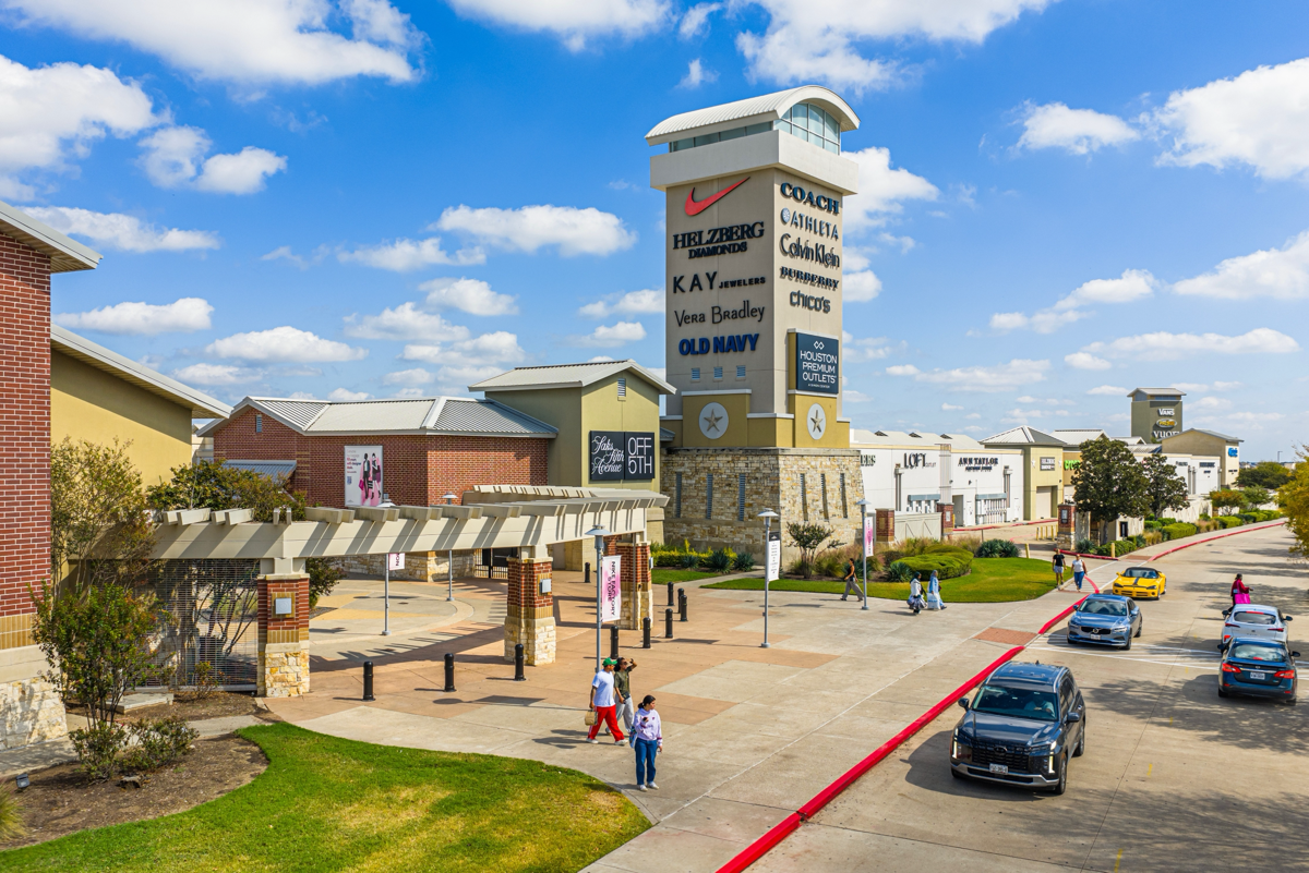 six flags premium outlets