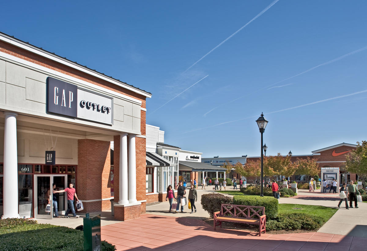 six flags outlets mall