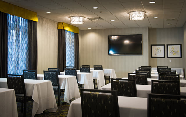 Holiday Inn Express & Suites Madison Central | Madison, WI