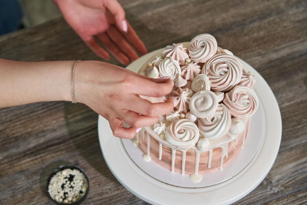 Basic Cake Decorating Techniques | Cooking Class at DelecTable ...
