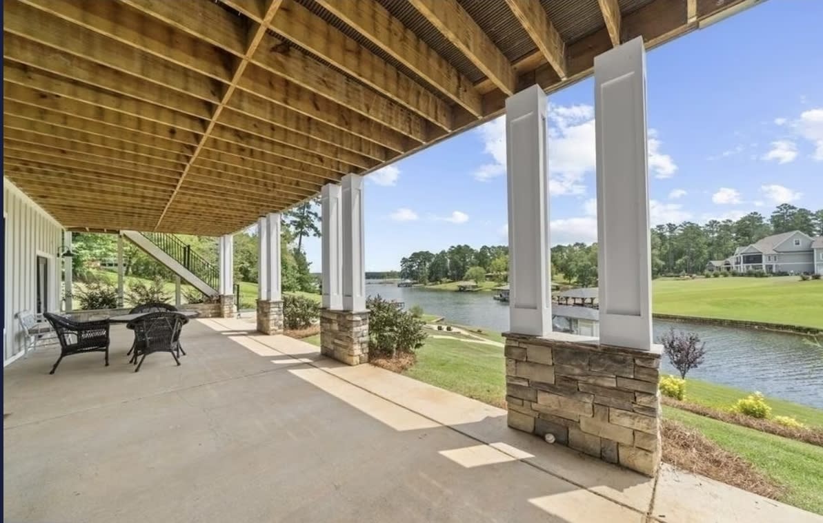 Peaceful Lake SInclair Home