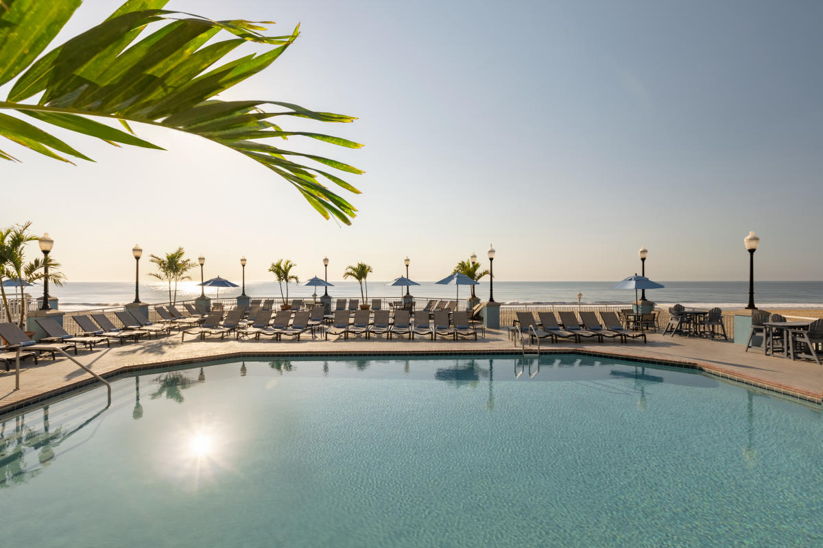 Holiday Inn Hotel & Suites