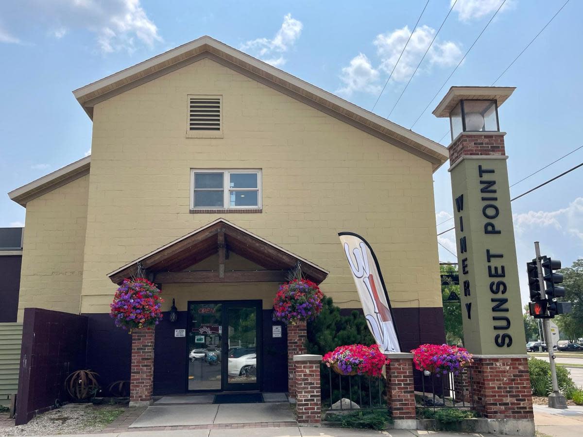 Sunset Point Winery Tour & Tasting Flight