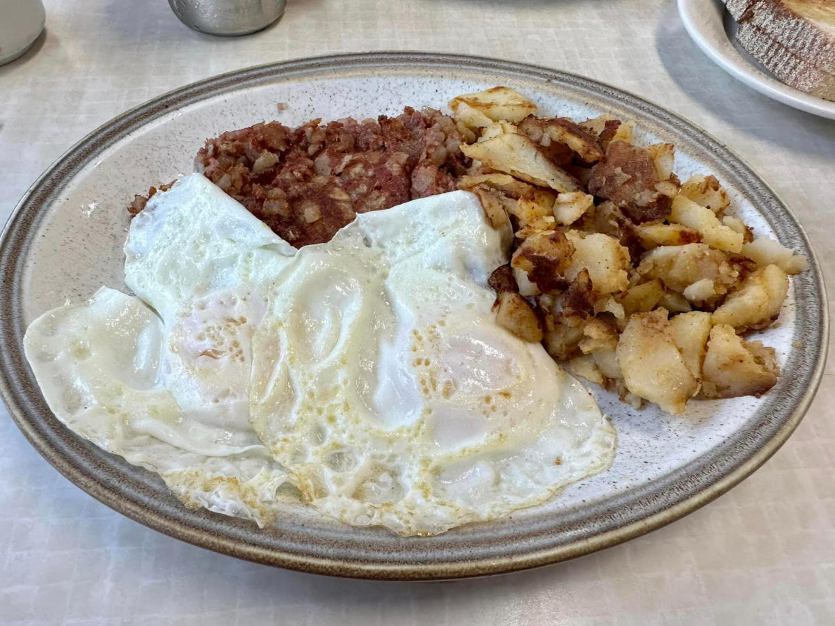 Right Spot Restaurant | Pawtucket, RI 02860