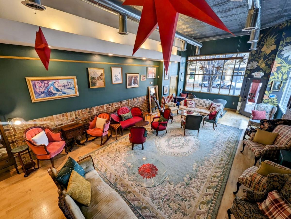 robert's lounge queens