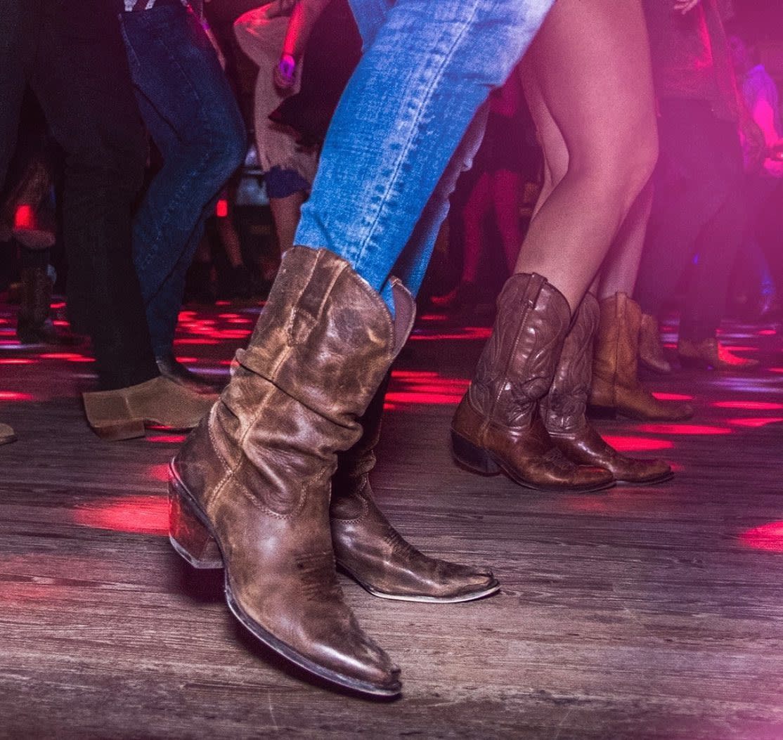 line dancing crowmarsh