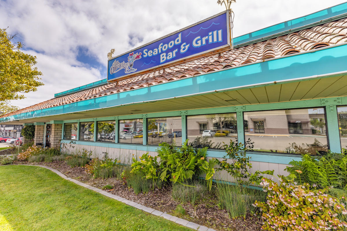 Seafood bar and grill store