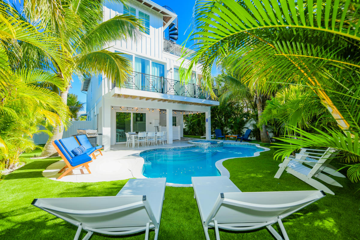 AMI Locals in Holmes Beach | VISIT FLORIDA