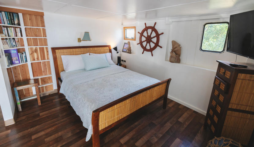 Queen Malesso Houseboat