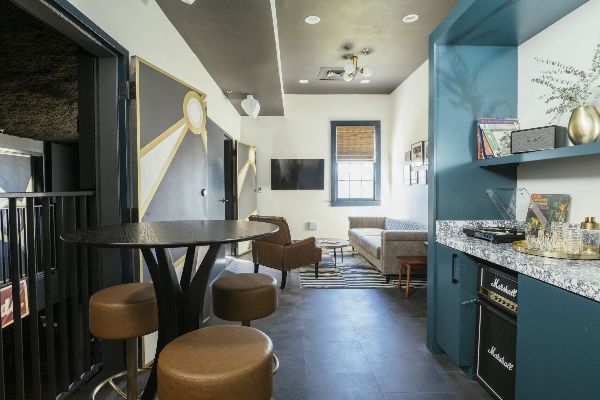 Dew Drop Inn Hotel & Lounge