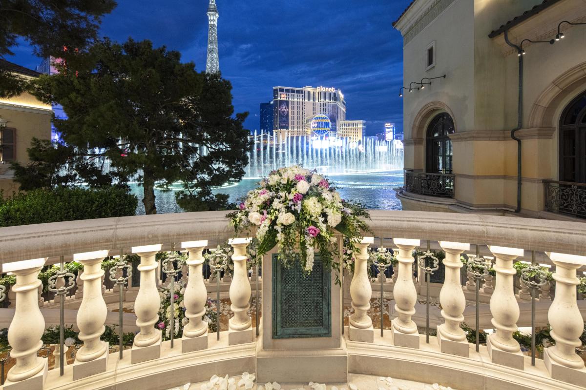 Bellagio fountain wedding | Honestweddingadvice.com