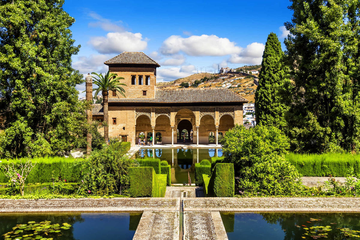 Walking through Granada's accessible museums and monuments