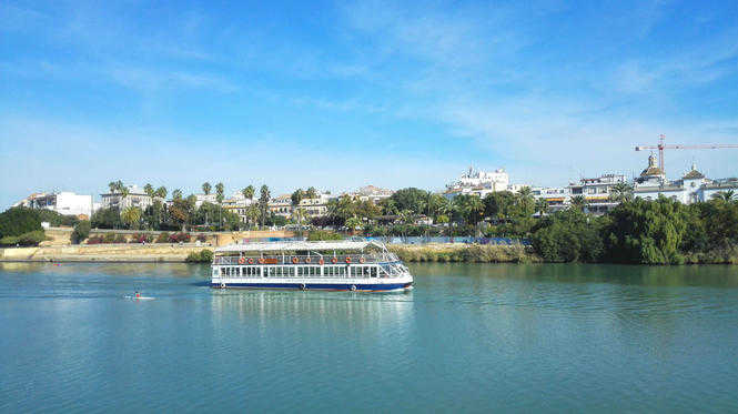 A stroll through Triana, between tradition and fervour.