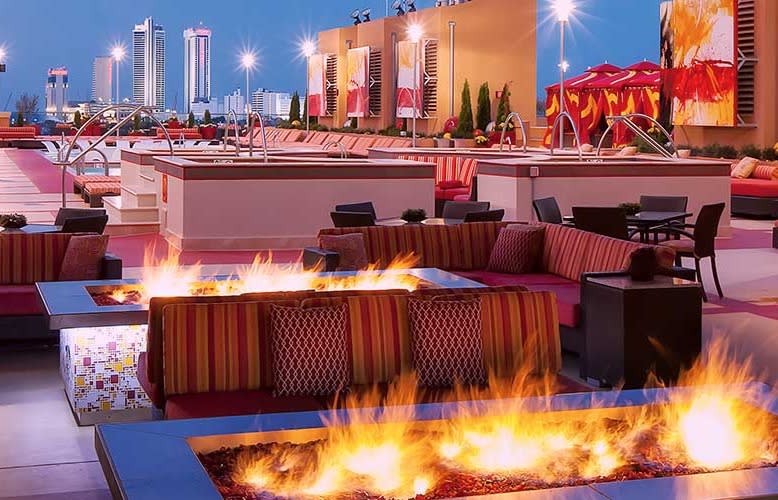 H2O Bar & Grille