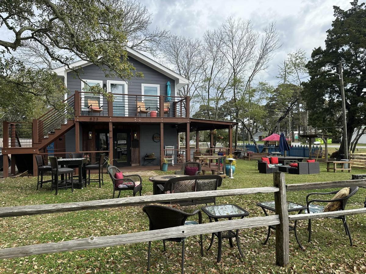 dancing crayfish cafe