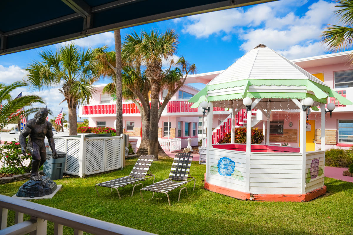 Tropical Manor on the Ocean | Daytona Beach Shores, FL 32118