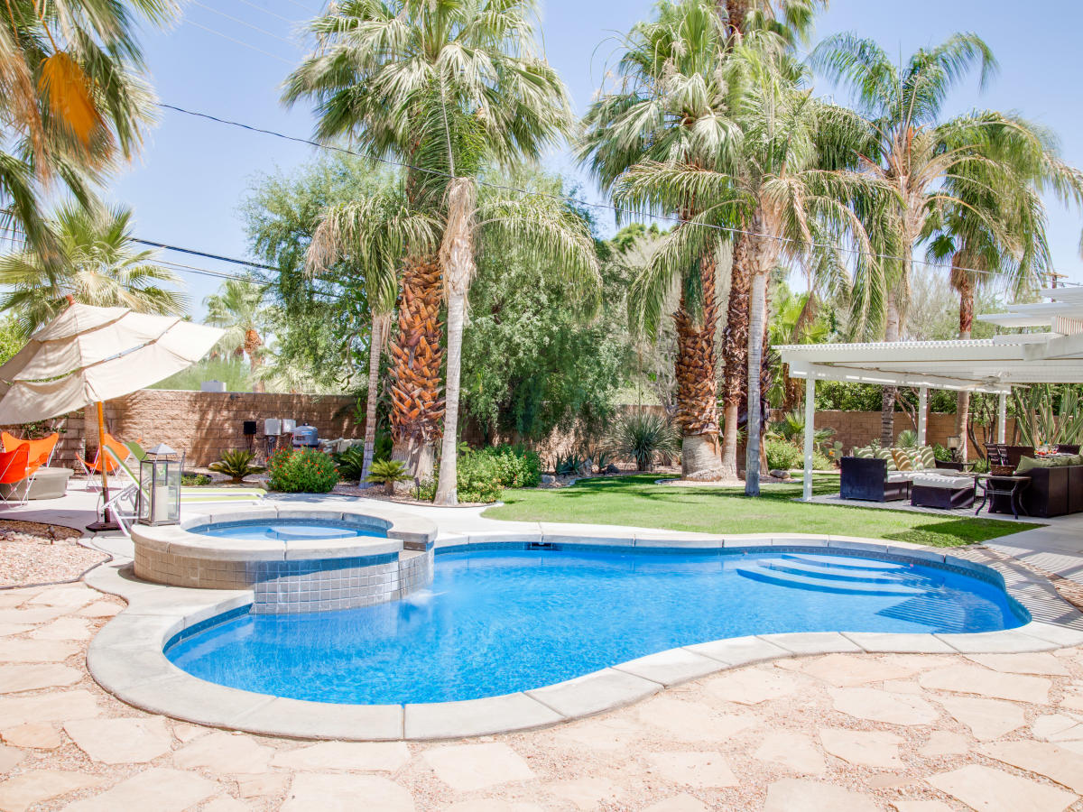 R & R Rendezvous. 3Bd/2Ba Half Mile To Palm Canyon Drive. Hosted by ...