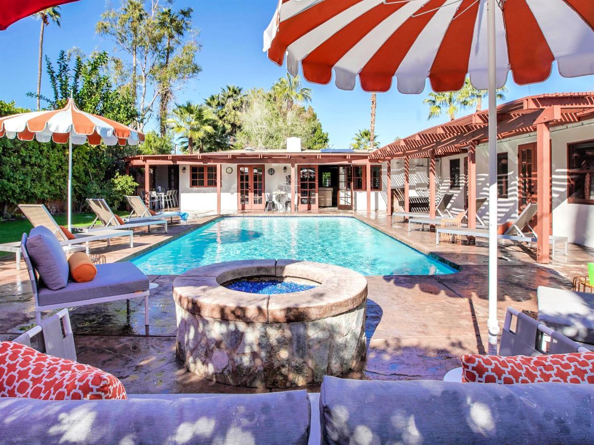 The Clever Cactus - Walk to Palm Canyon Drive!3bd/4ba. Hosted by Acme ...