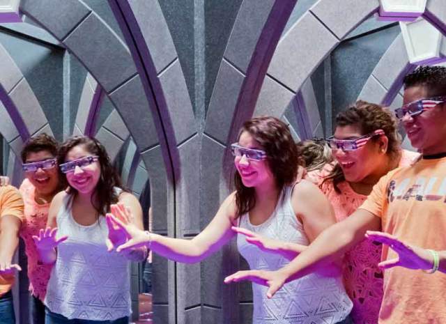 Amazing Mirror Maze Escape