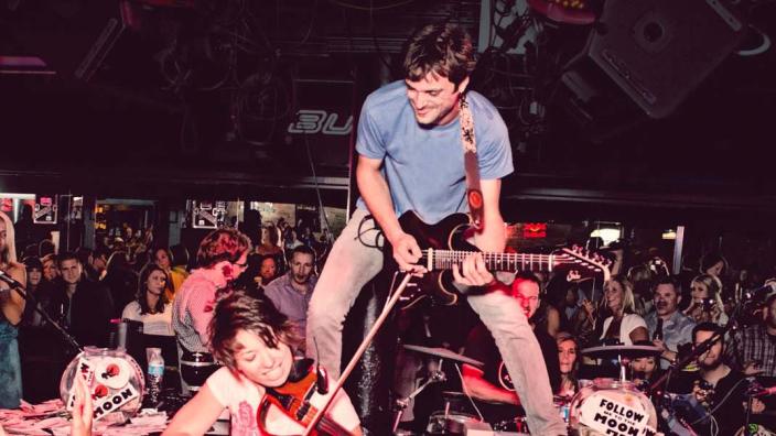 arctic monkeys howl at the moon