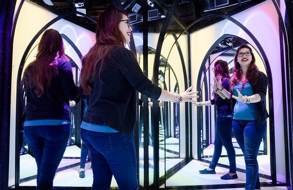 Amazing Mirror Maze Escape