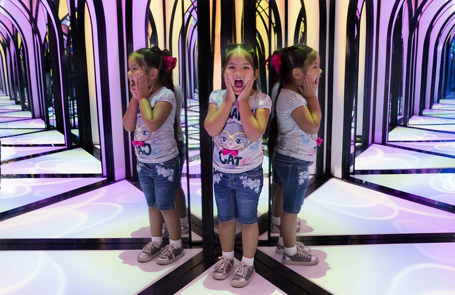 Amazing Mirror Maze Escape