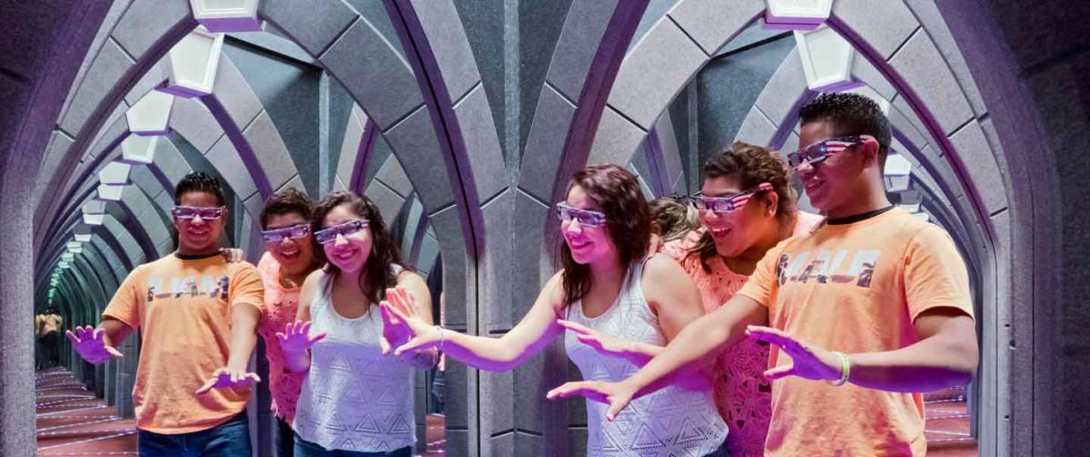 Amazing Mirror Maze Escape