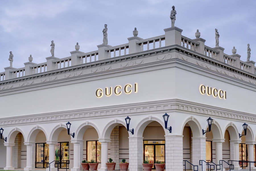 six flags premium outlets